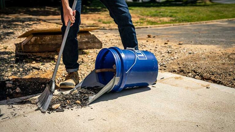 QuikLid Bucket Scoop